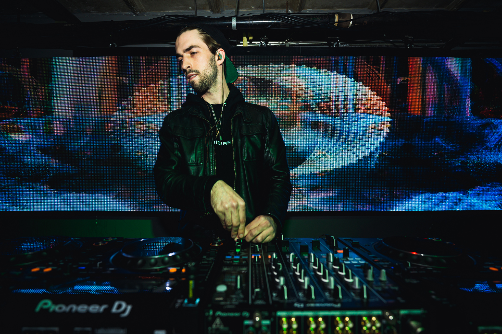 Reue teams up with Synthemesc on powerful and expansive techno trip ...